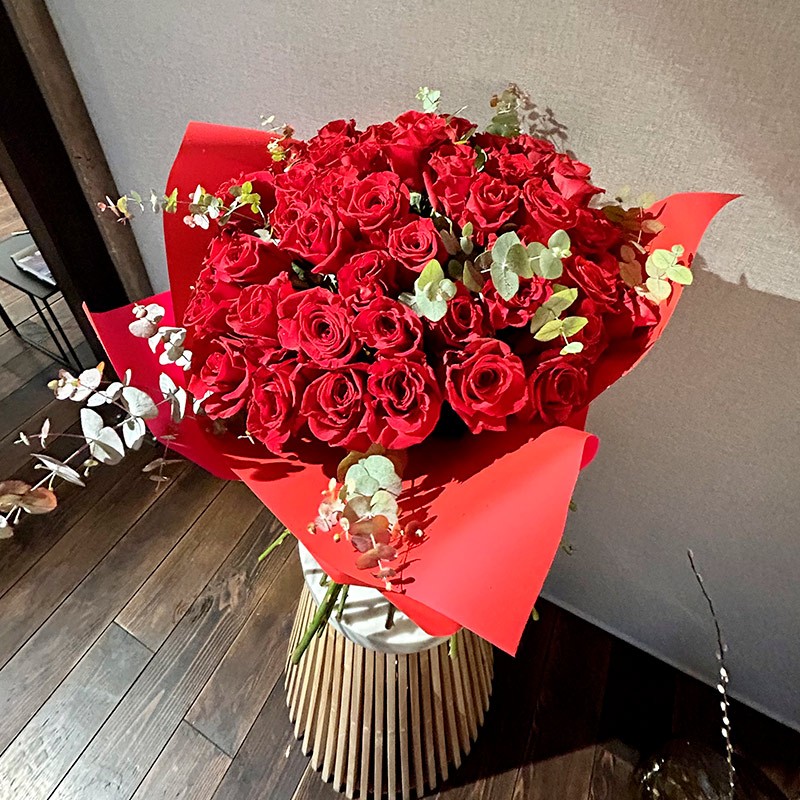 Ramo de 50 rosas rojas | Floristería Viserchi